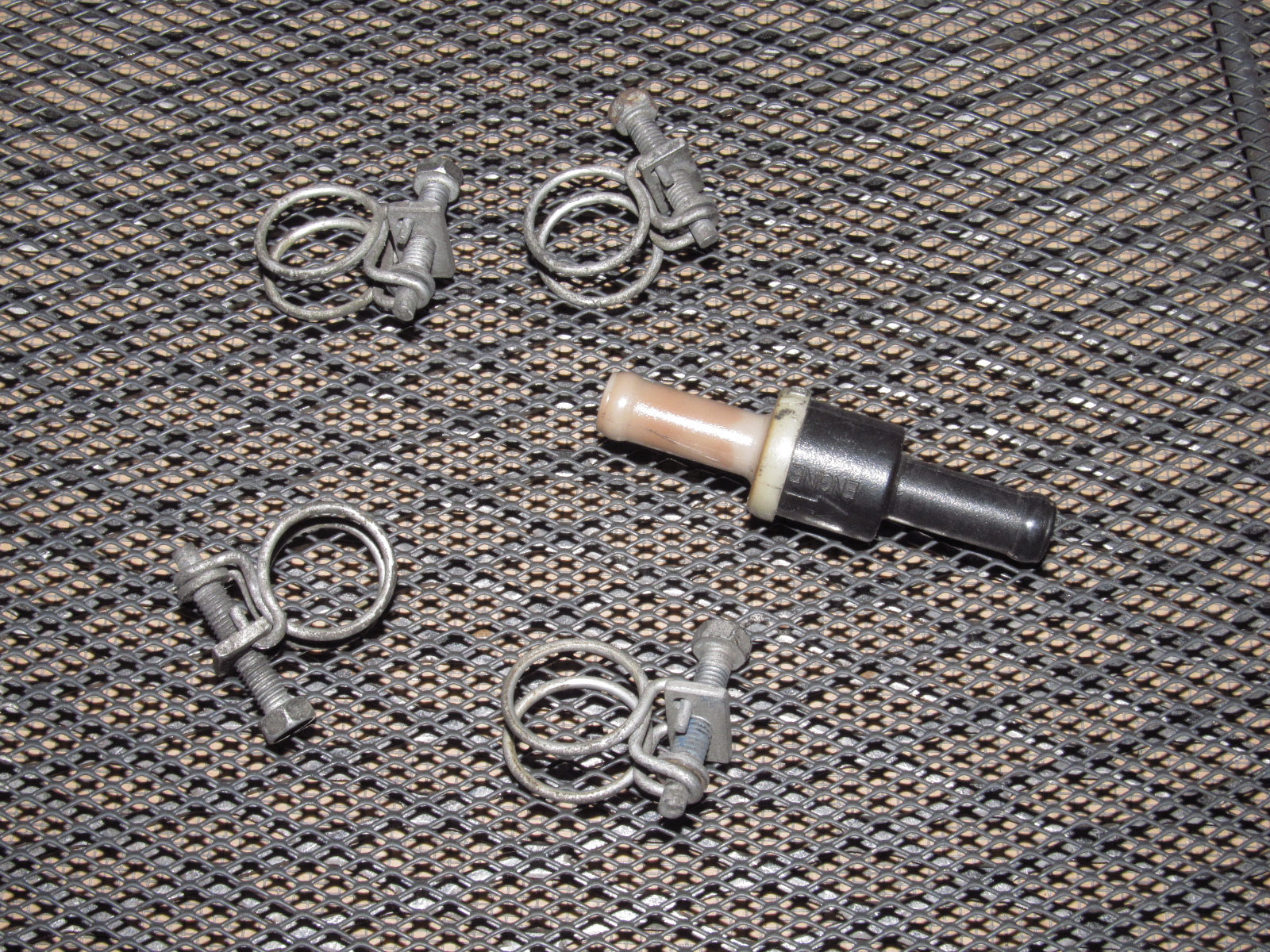 87 88 89 Nissan 300zx OEM Brake Booster Check Valve – Autopartone