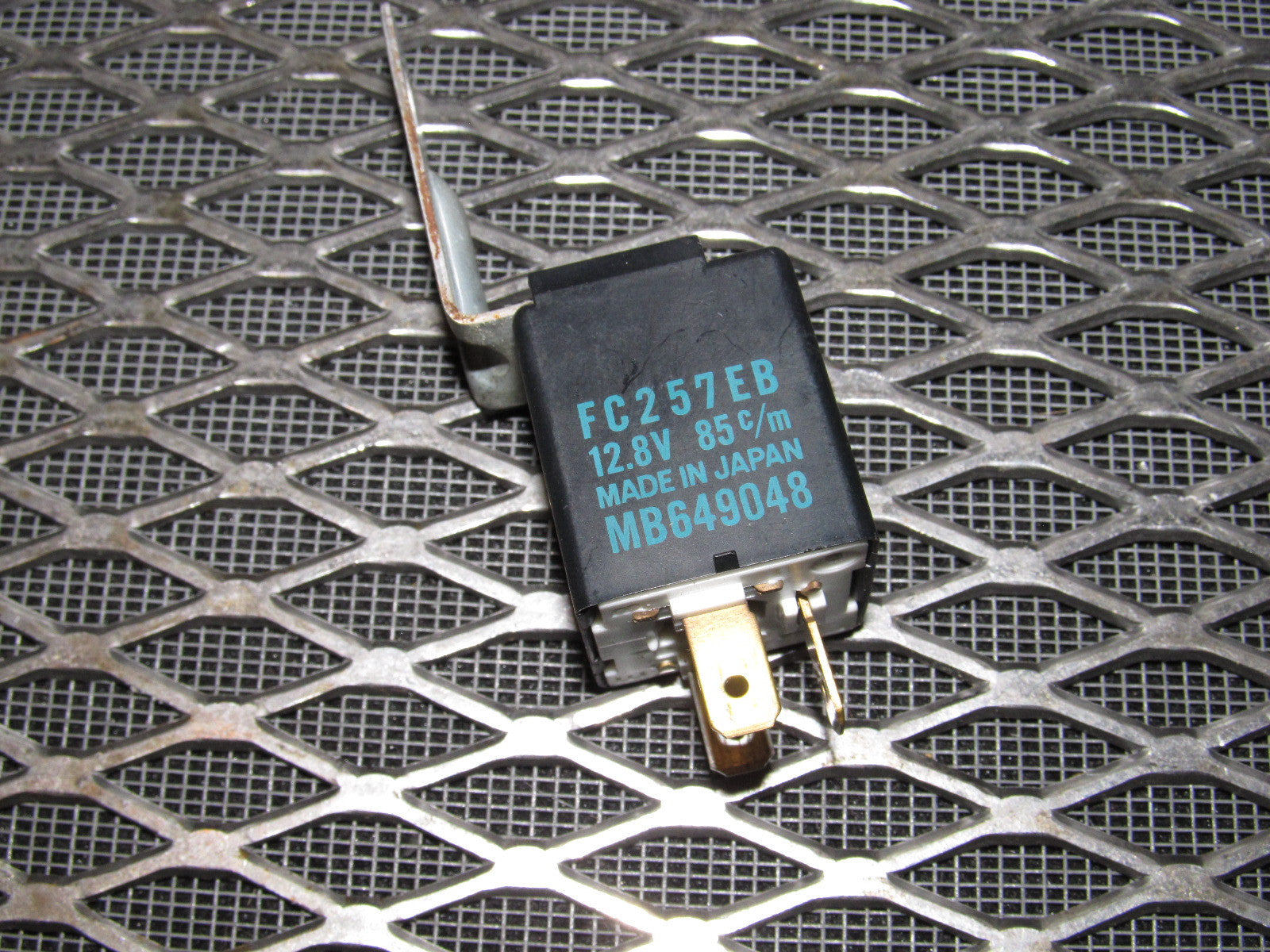 94 95 96 97 Mitsubishi 3000GT OEM Flasher Relay FC257EB – Autopartone