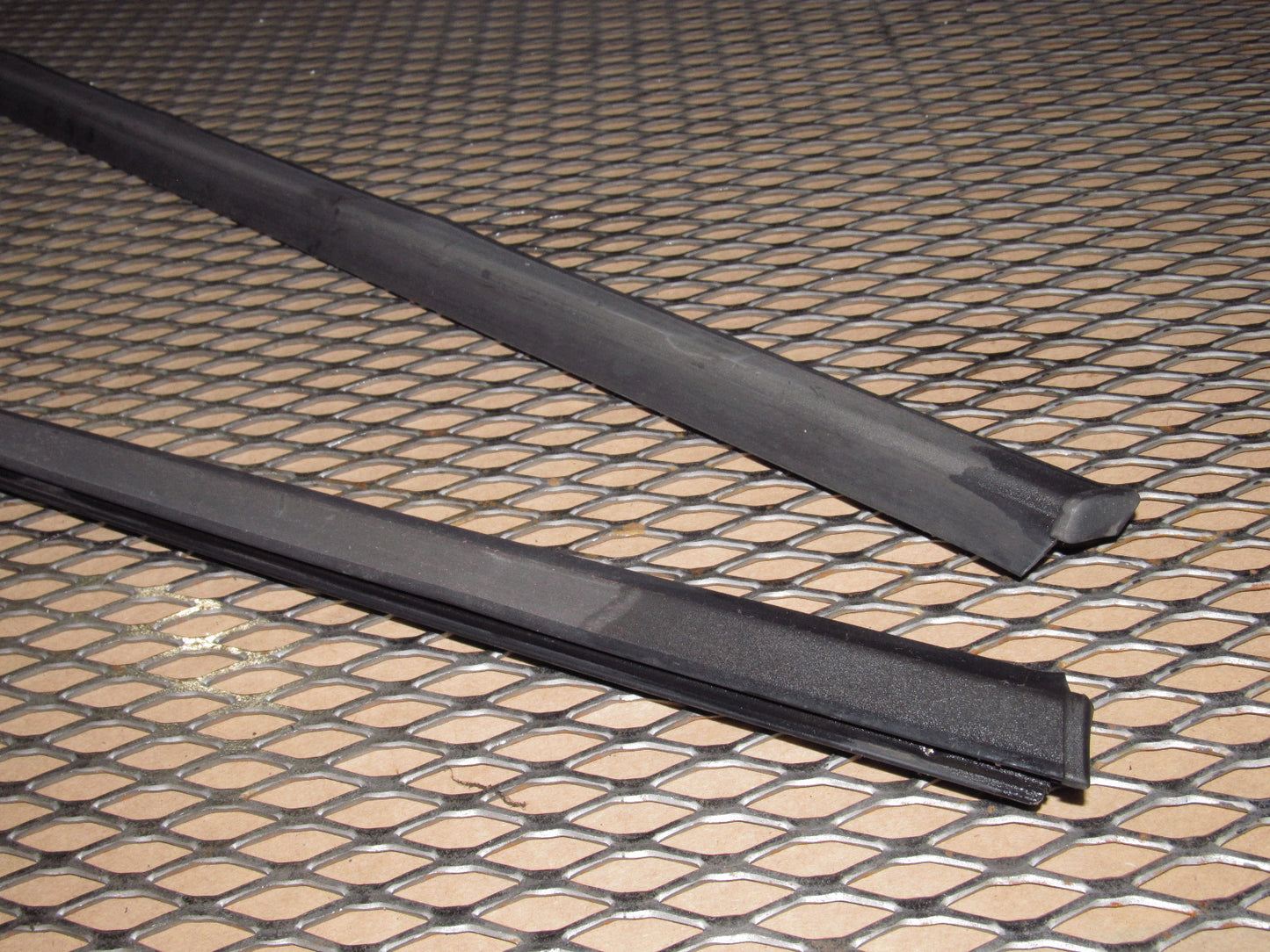 87 88 89 Nissan 300zx OEM Exterior Door Window Guide Moulding – Autopartone