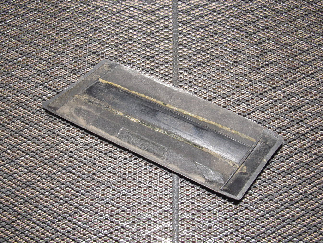 81-83 Mazda RX7 OEM Rear Quarter Panel Moulding - Right – Autopartone