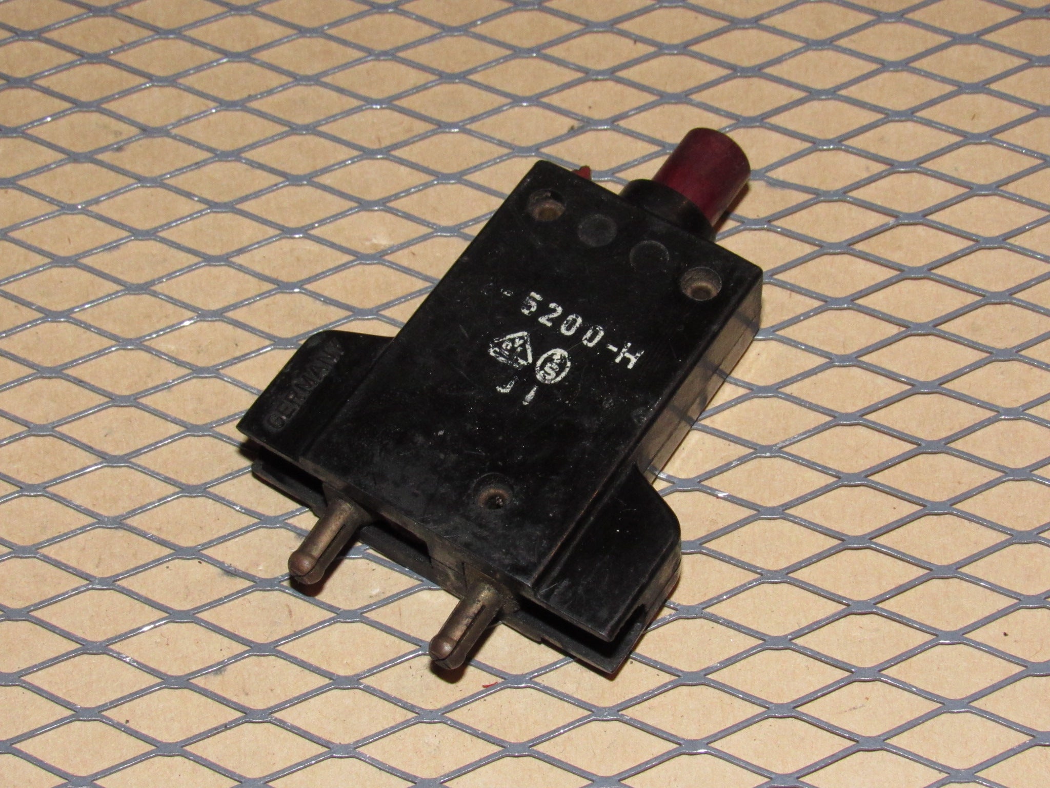 77-95 Mercedes Benz T1 Van Fuse Circuit Breaker 8a E-T-A 240VAC 2-5200 ...
