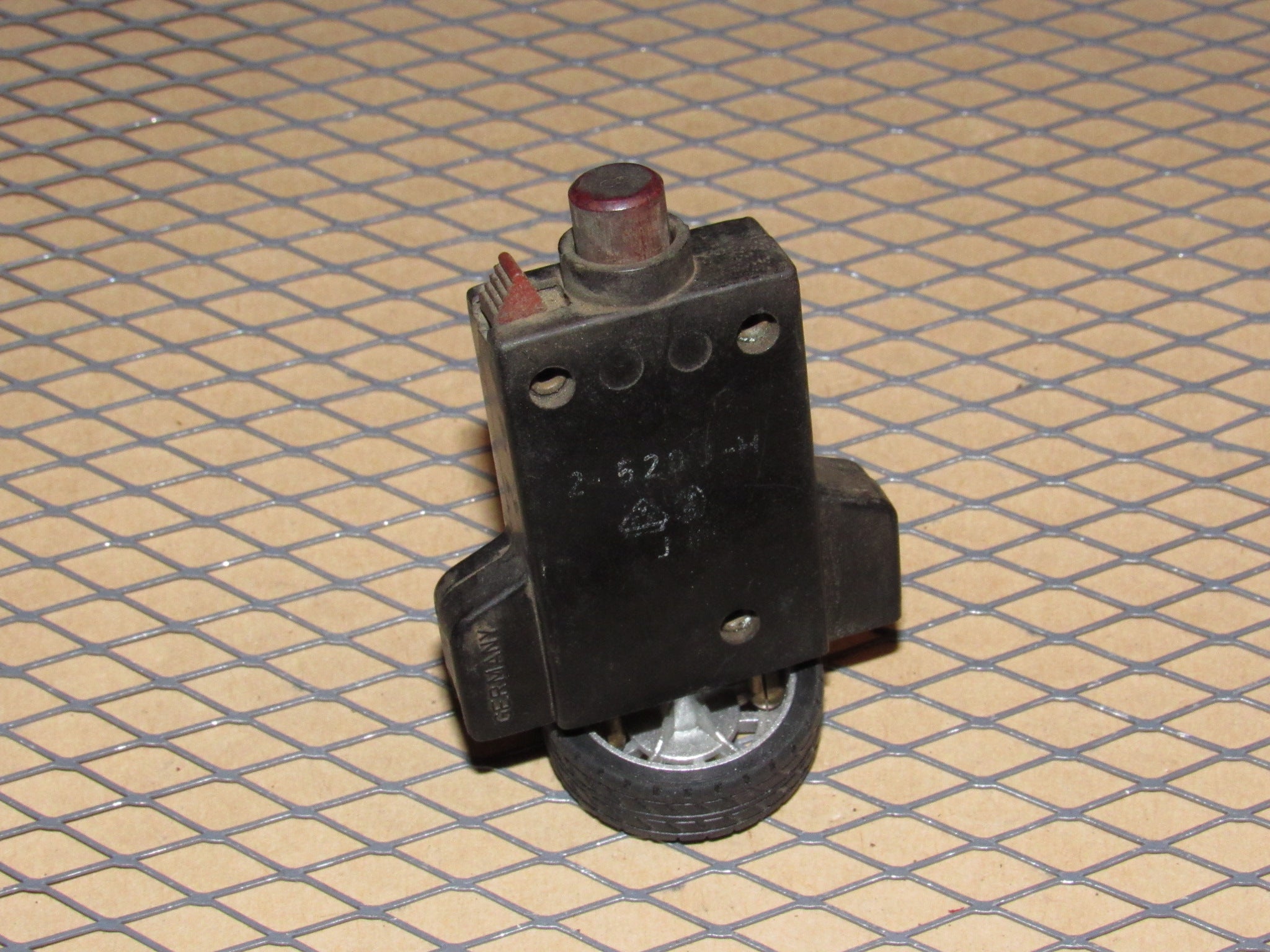 77-95 Mercedes Benz T1 Van Fuse Circuit Breaker 8a E-T-A 240VAC 2-5200 ...