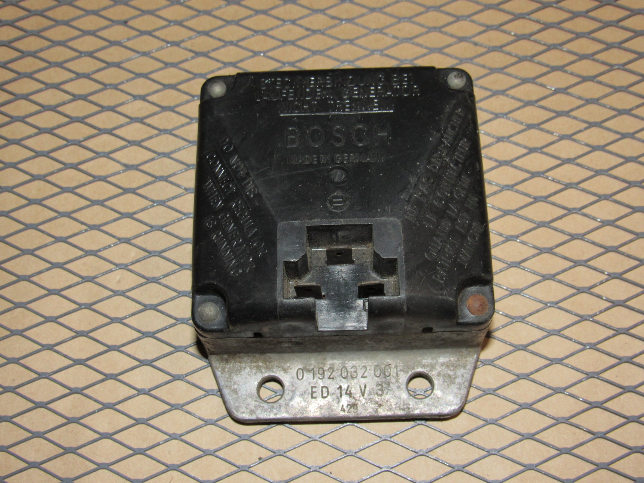 77-95 Mercedes Benz T1 Van OEM Voltage Regulator 0 192 032 001 ...
