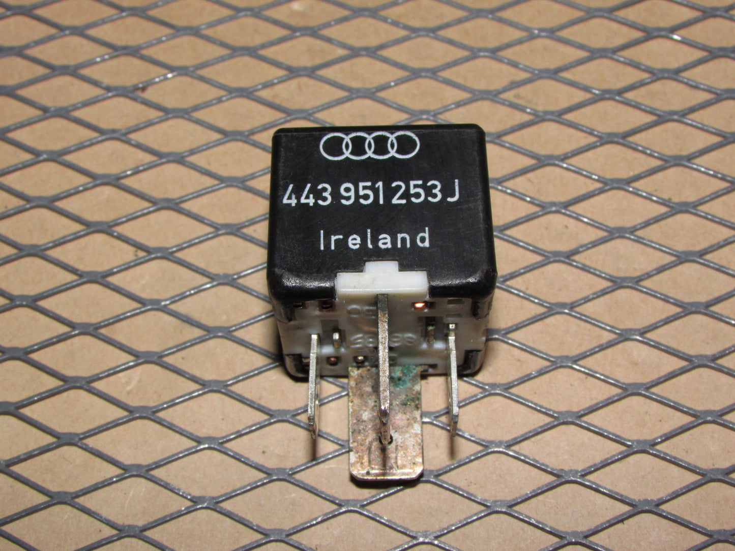 Audi & Volkswagen Relay (213) 443 951 253 J – Autopartone