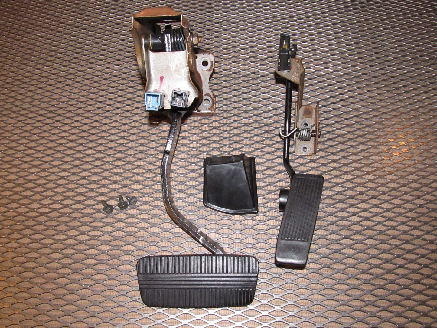 91 92 93 94 Nissan 240SX A/T Brake Pedal Assembly – Autopartone