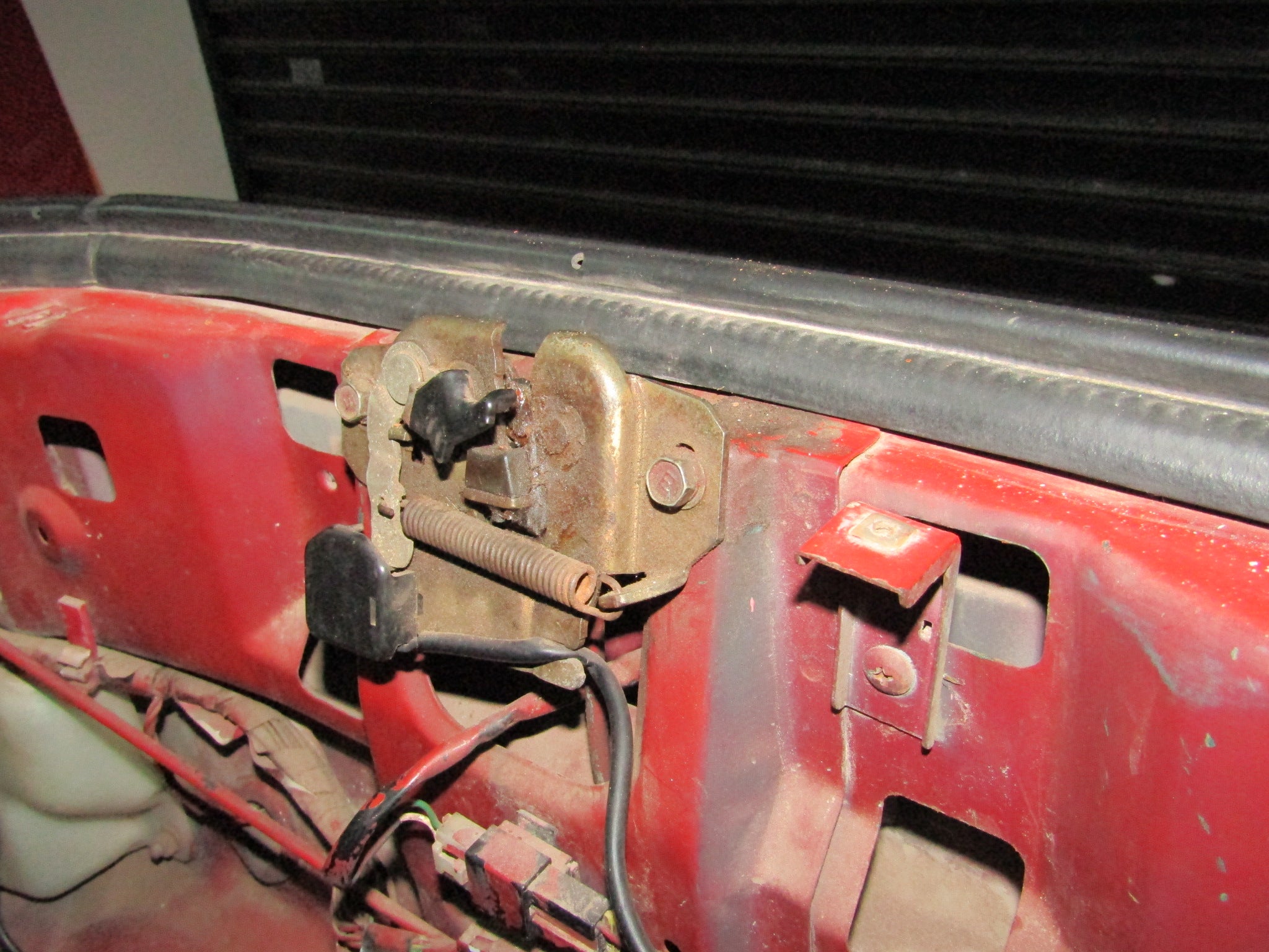 94 95 96 97 Mitsubishi 3000GT OEM Rear Trunk Latch – Autopartone