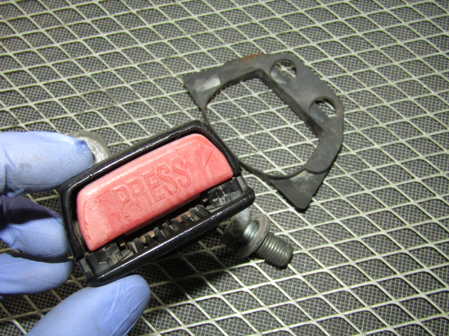 1992-1995 BMW 325 Sedan OEM Seat Belt Buckle - Rear Right – Autopartone