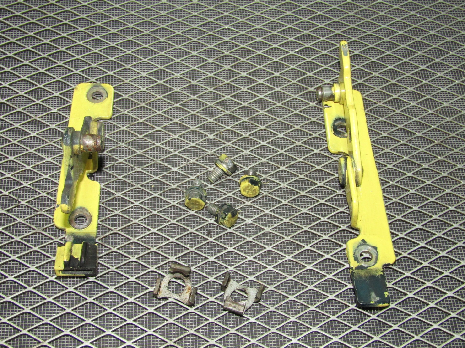 1992-1995 BMW 325 OEM Hood Shock Holder Hinges – Autopartone