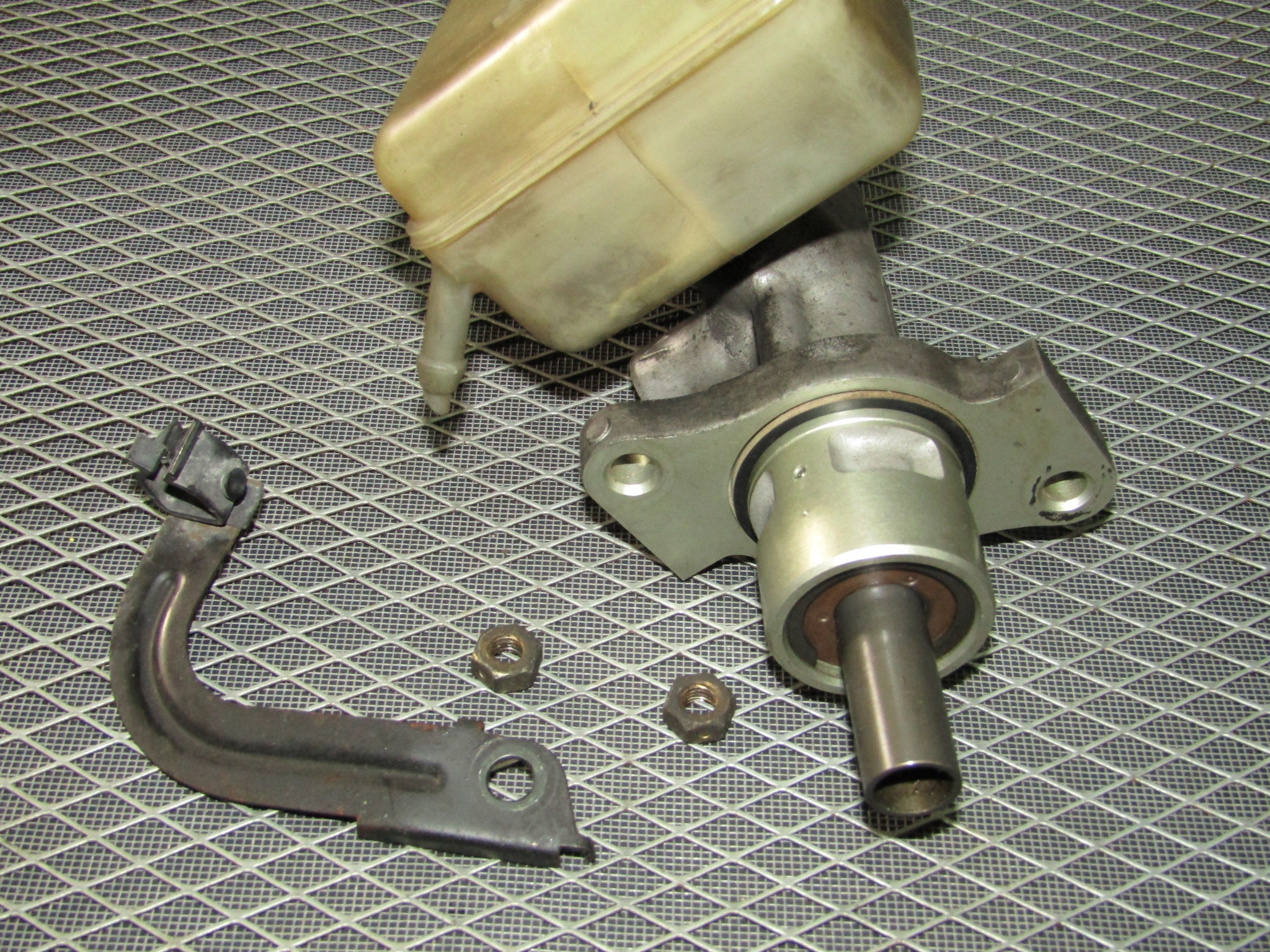 92 93 94 95 BMW 325 OEM Brake Master Cylinder – Autopartone.com