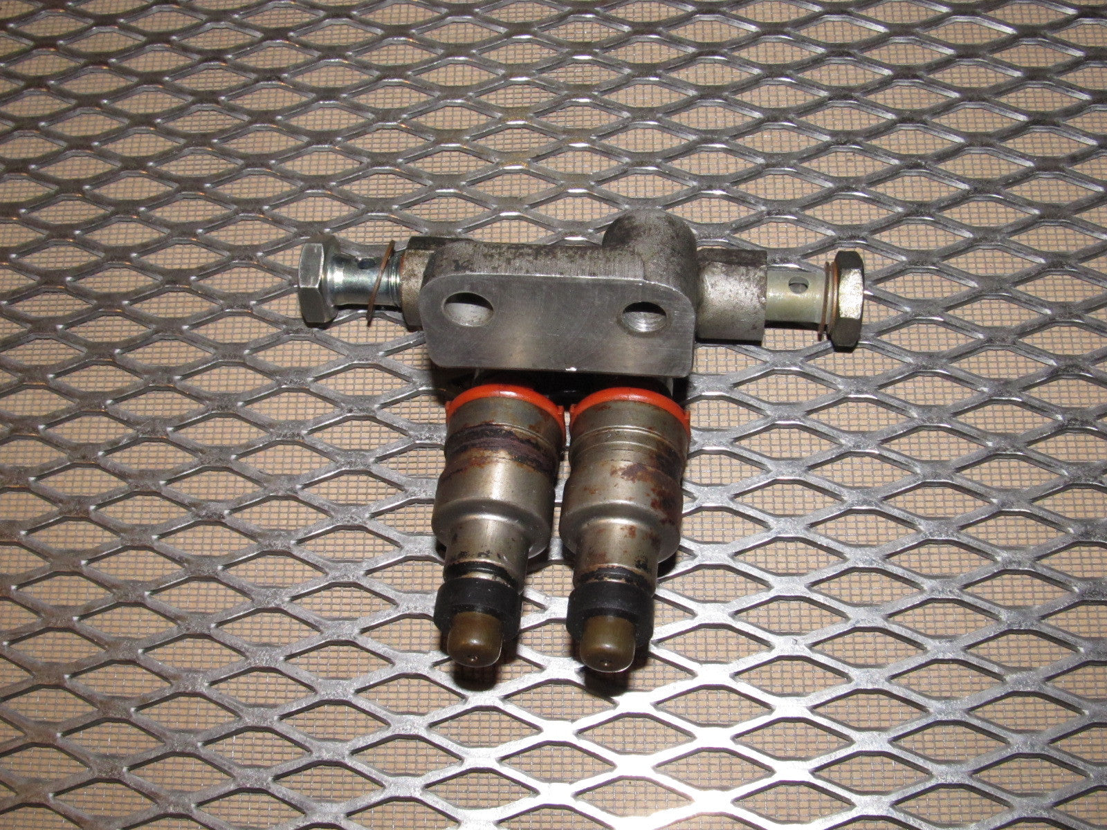 86 87 88 Mazda RX7 OEM Primary Fuel Injector & Rail – Autopartone.com