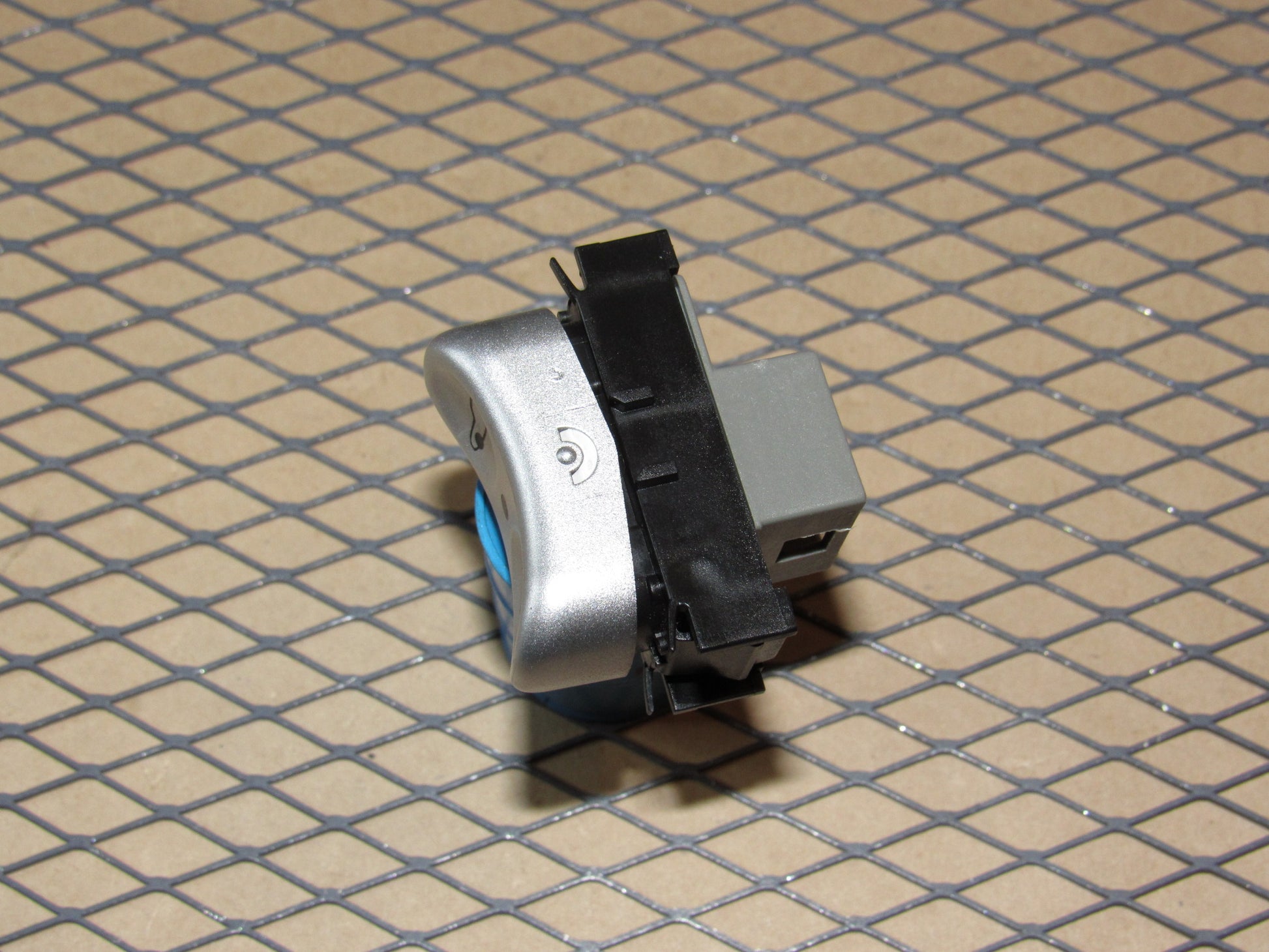 04 05 06 07 08 Chrysler Crossfire OEM Rear Spoiler Switch – Autopartone