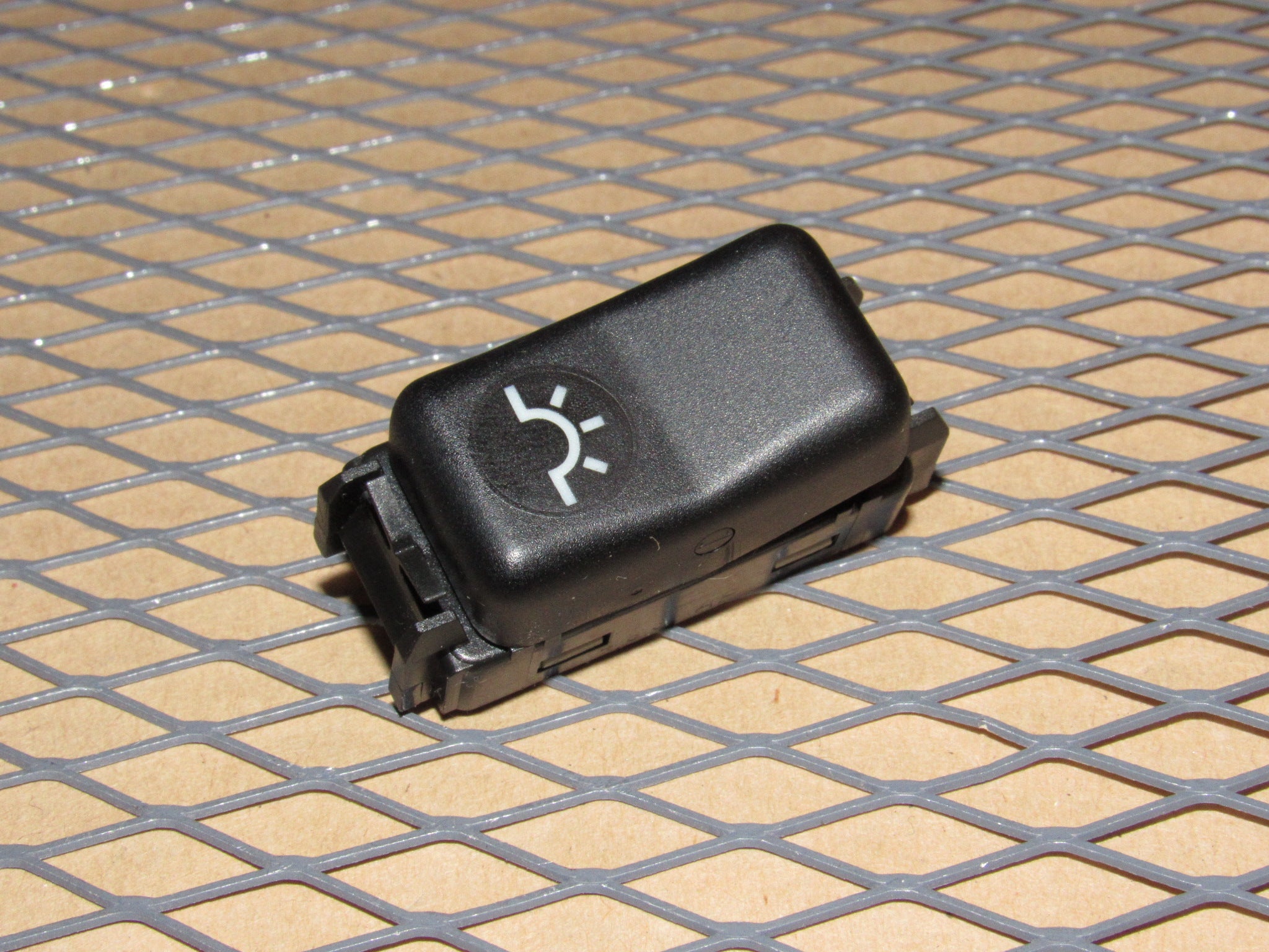 94 95 Mercedes E320 OEM Dome Map Light Switch – Autopartone