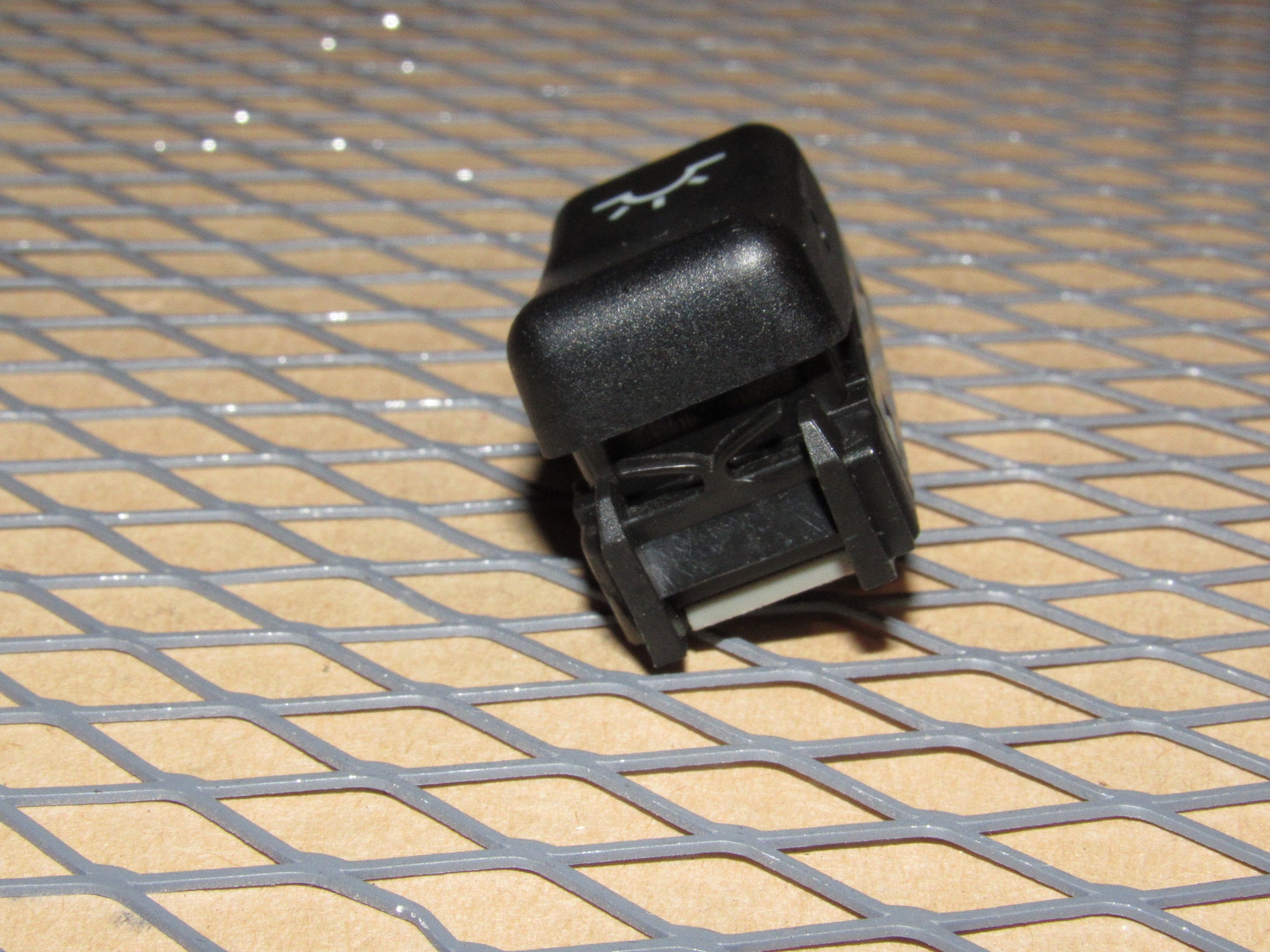 94 95 Mercedes E320 OEM Dome Map Light Switch – Autopartone.com