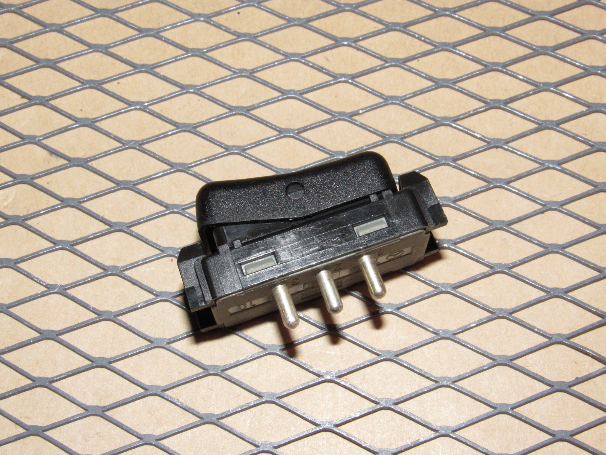 94 95 Mercedes E320 OEM Dome Map Light Switch – Autopartone.com
