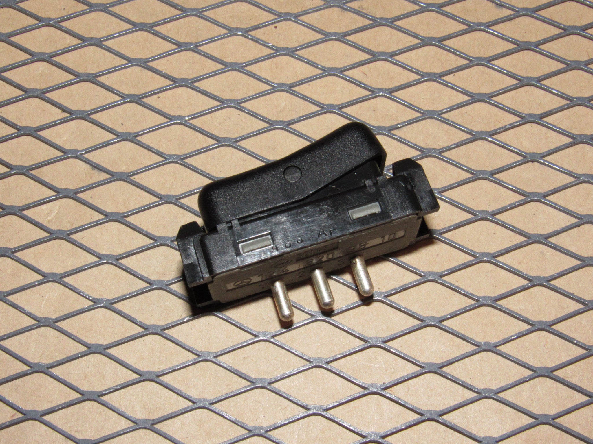 94 95 Mercedes E320 OEM Dome Map Light Switch – Autopartone.com