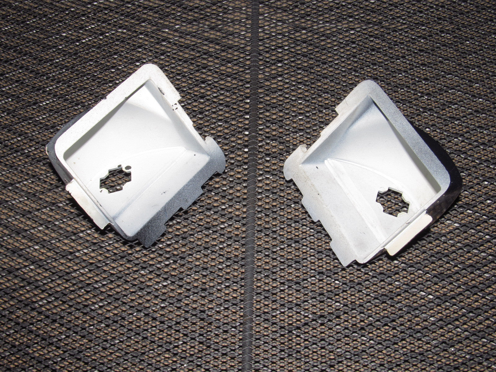 84-89 Chevrolet Corvette OEM Rear Courtesy Light Housing – Autopartone